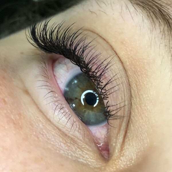 Cómo hacer unas extensiones de pestañas ojo de gato - Chic in