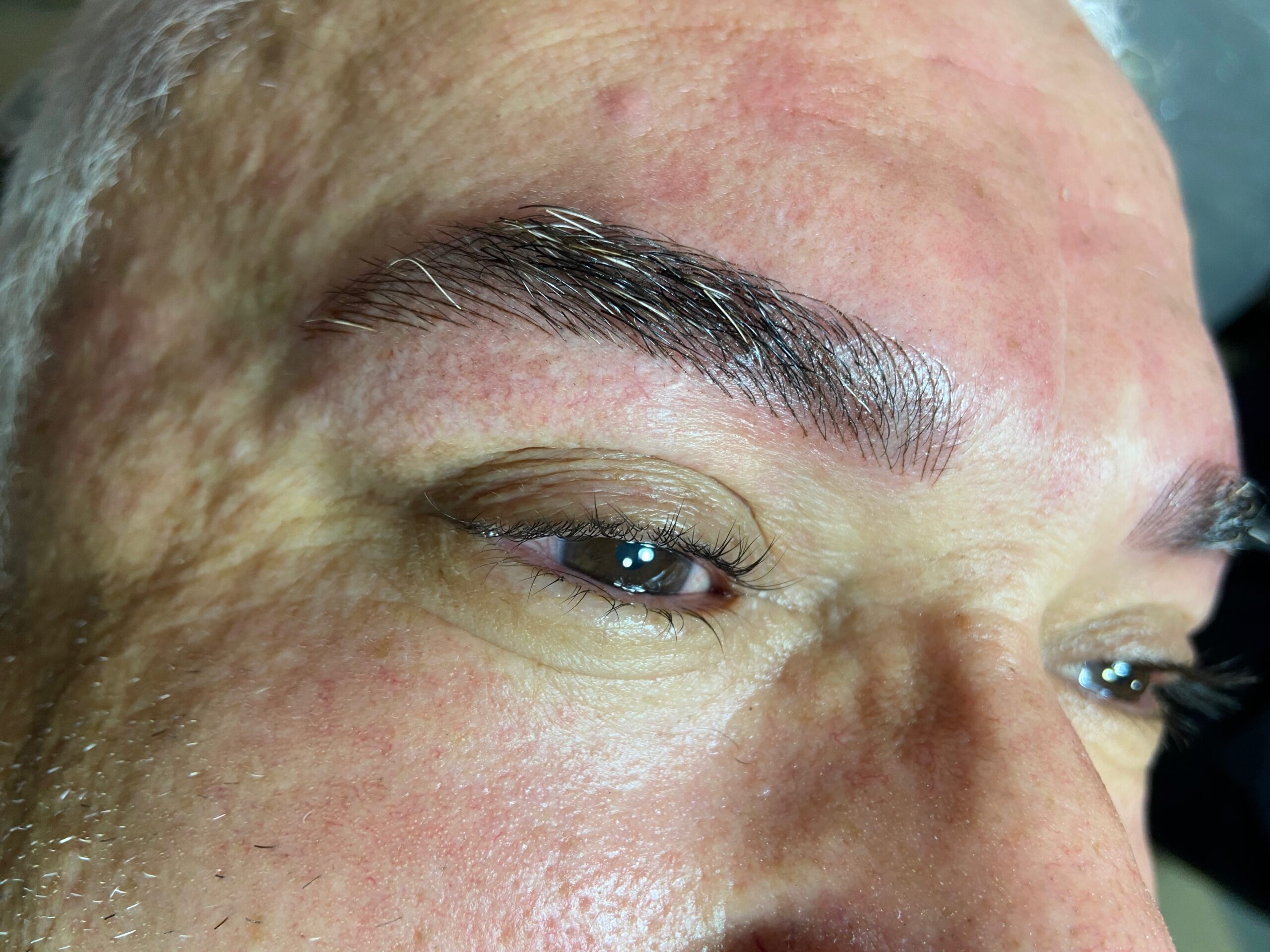 Micropigmentación de cejas para hombres - Chic in